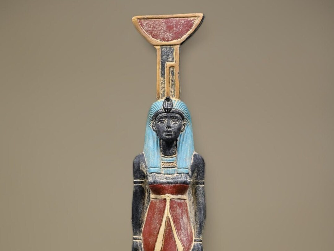 Estatua única de Neftis, diosa egipcia del parto, muerta, según la ...