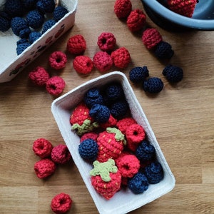 Crochet Fruit Set 5 Strawberries, 10 Raspberries and 5 Blueberries ...