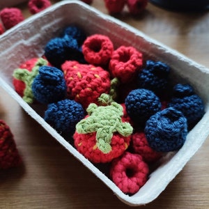 Crochet Fruit Set 5 Strawberries, 10 Raspberries and 5 Blueberries ...