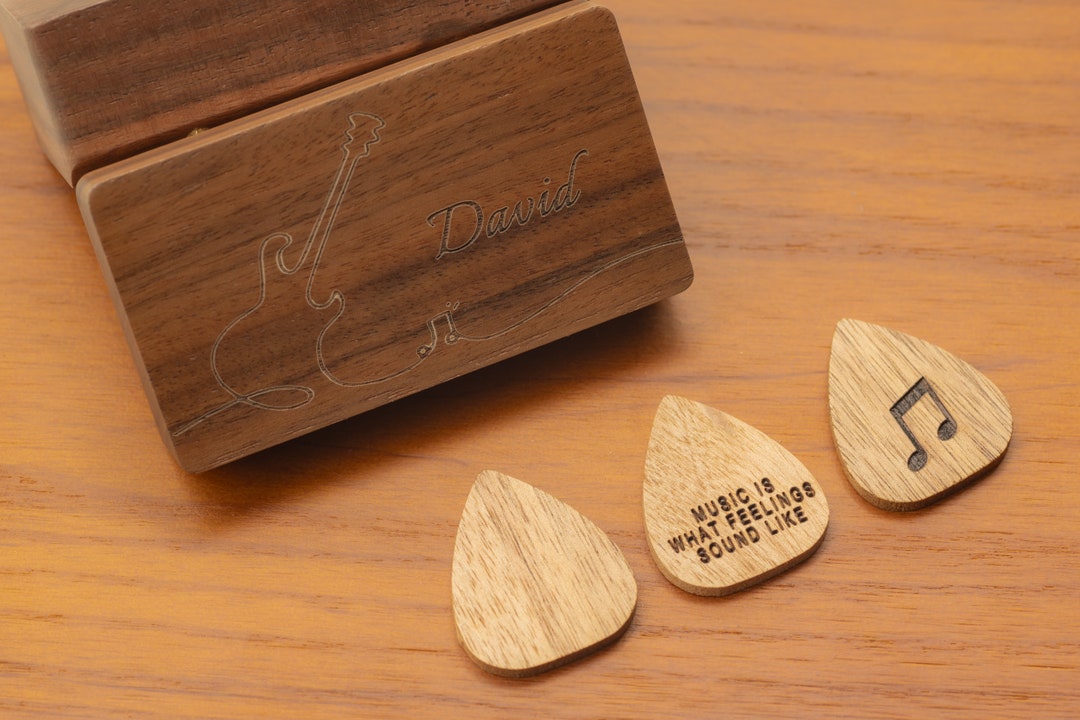 Engraved Walnut Wood Guitar Pick Holder Personalized Guitar 3 Picks Kit ...