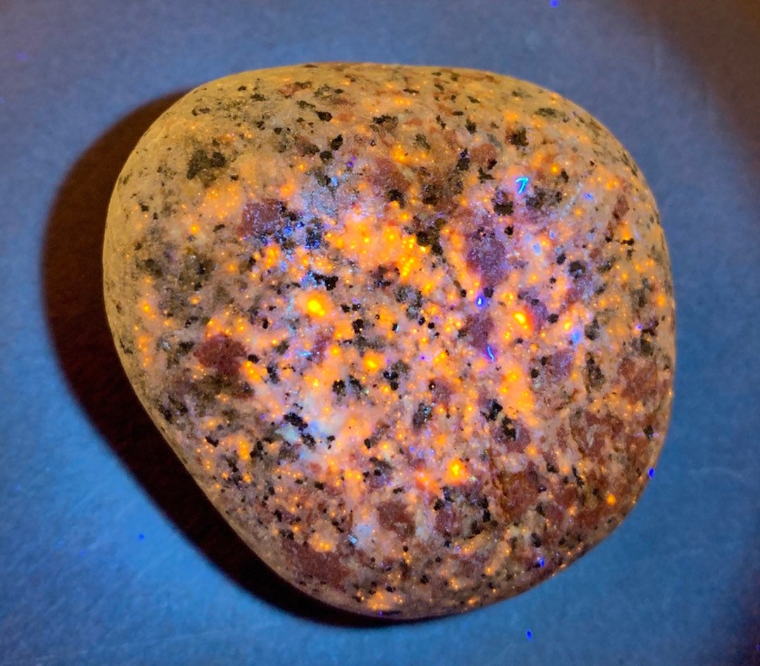 YOOPER Glow Rock UV Reactive Stone Sodalite Fluorescent Emberlite 1 5/8 ...