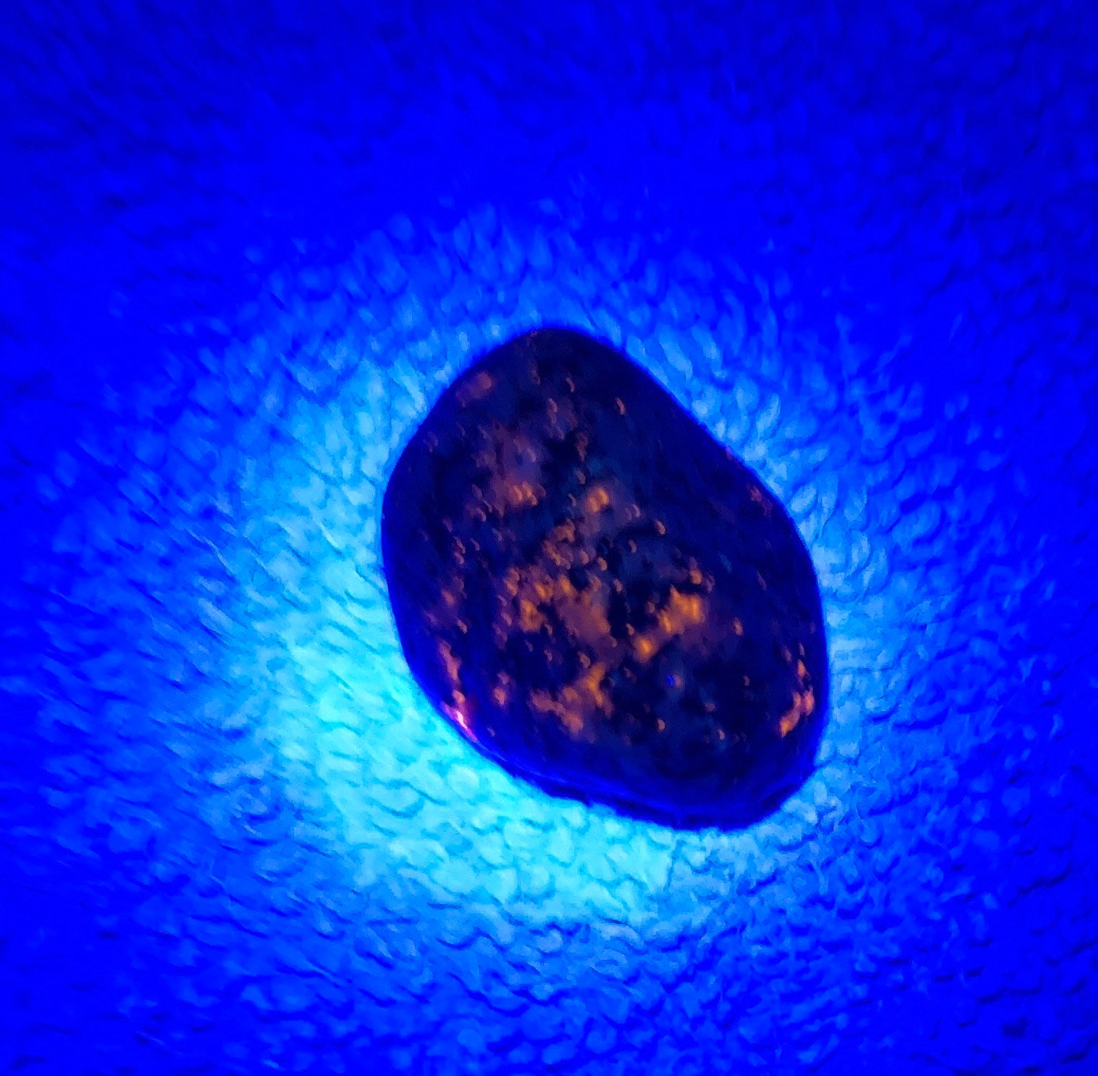 YOOPER Glow Rock UV Reactive Stone Sodalite Fluorescent Mineral ...