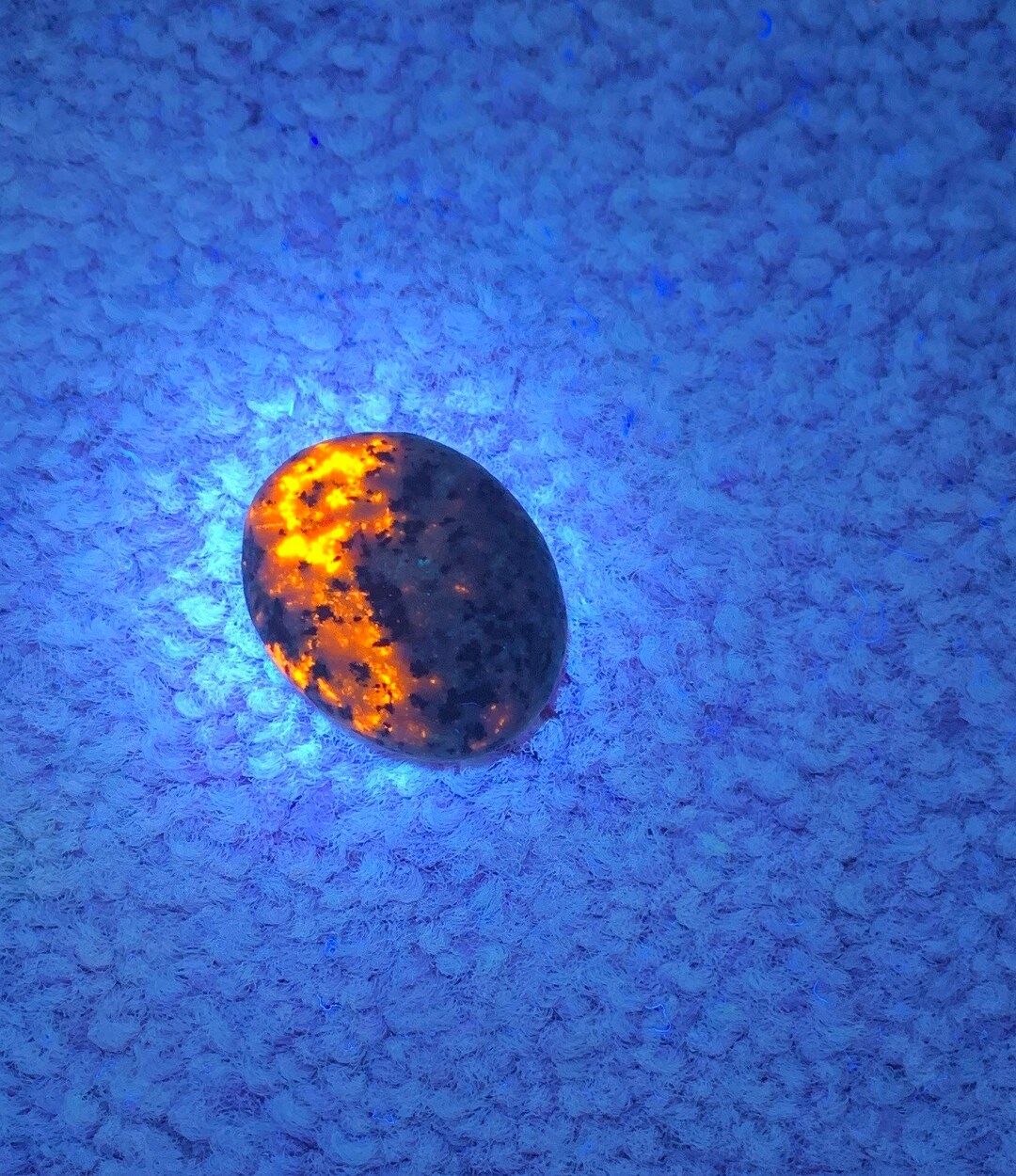 YOOPER Glow Rock UV Reactive Stone Sodalite Fluorescent Mineral ...