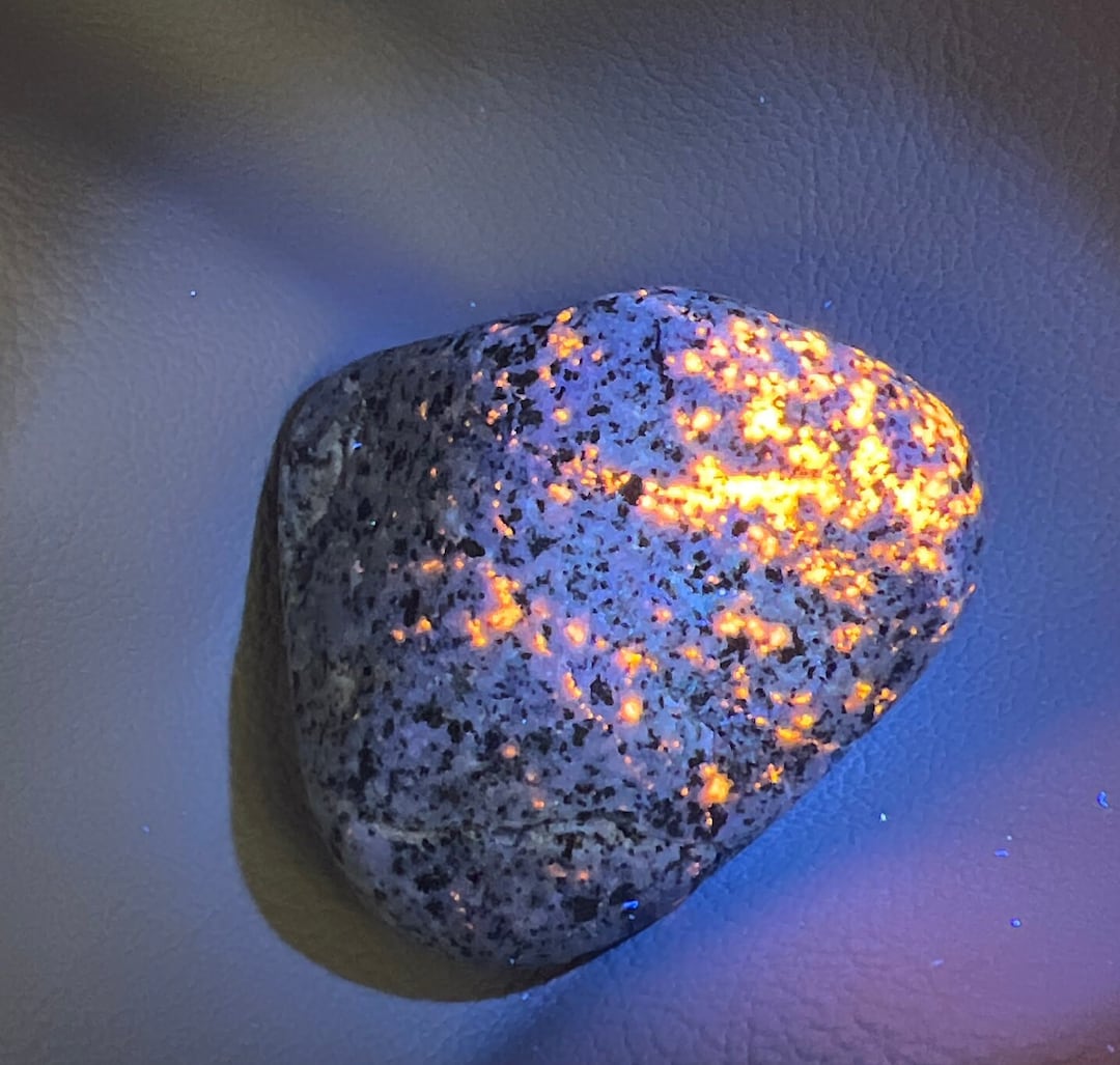 YOOPER Glow Rock UV Reactive Sodalite Syenite Stone Fluorescent ...
