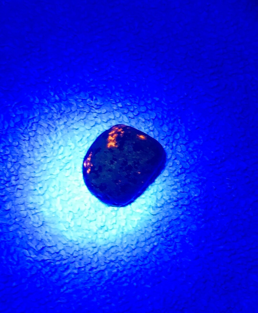 YOOPER Glow Rock UV Reactive Stone Sodalite Fluorescent Mineral ...