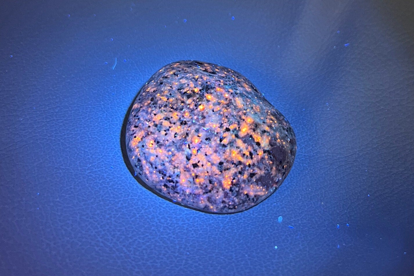 YOOPER Glow Rock UV Reactive Stone Sodalite Fluorescent Emberlite 1 5/8 ...