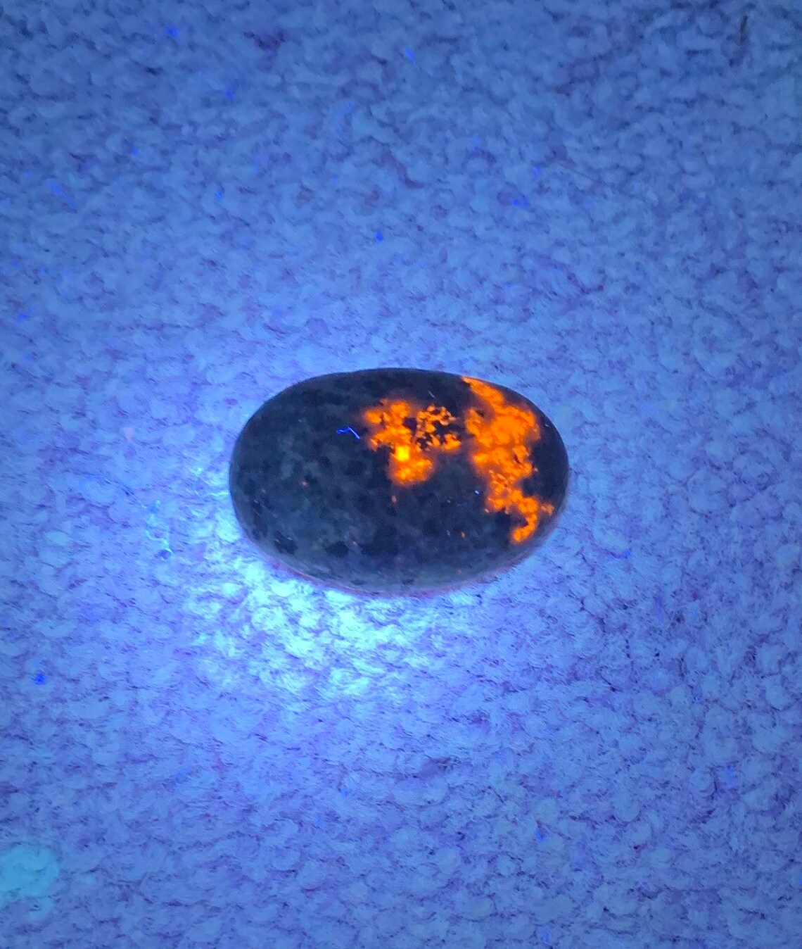 YOOPER Glow Rock UV Reactive Stone Sodalite Fluorescent Mineral ...