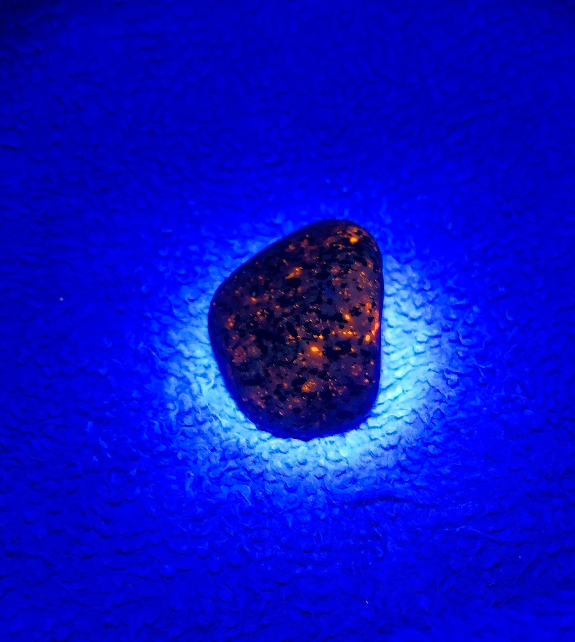 YOOPER Glow Rock UV Reactive Stone Sodalite Fluorescent Mineral ...