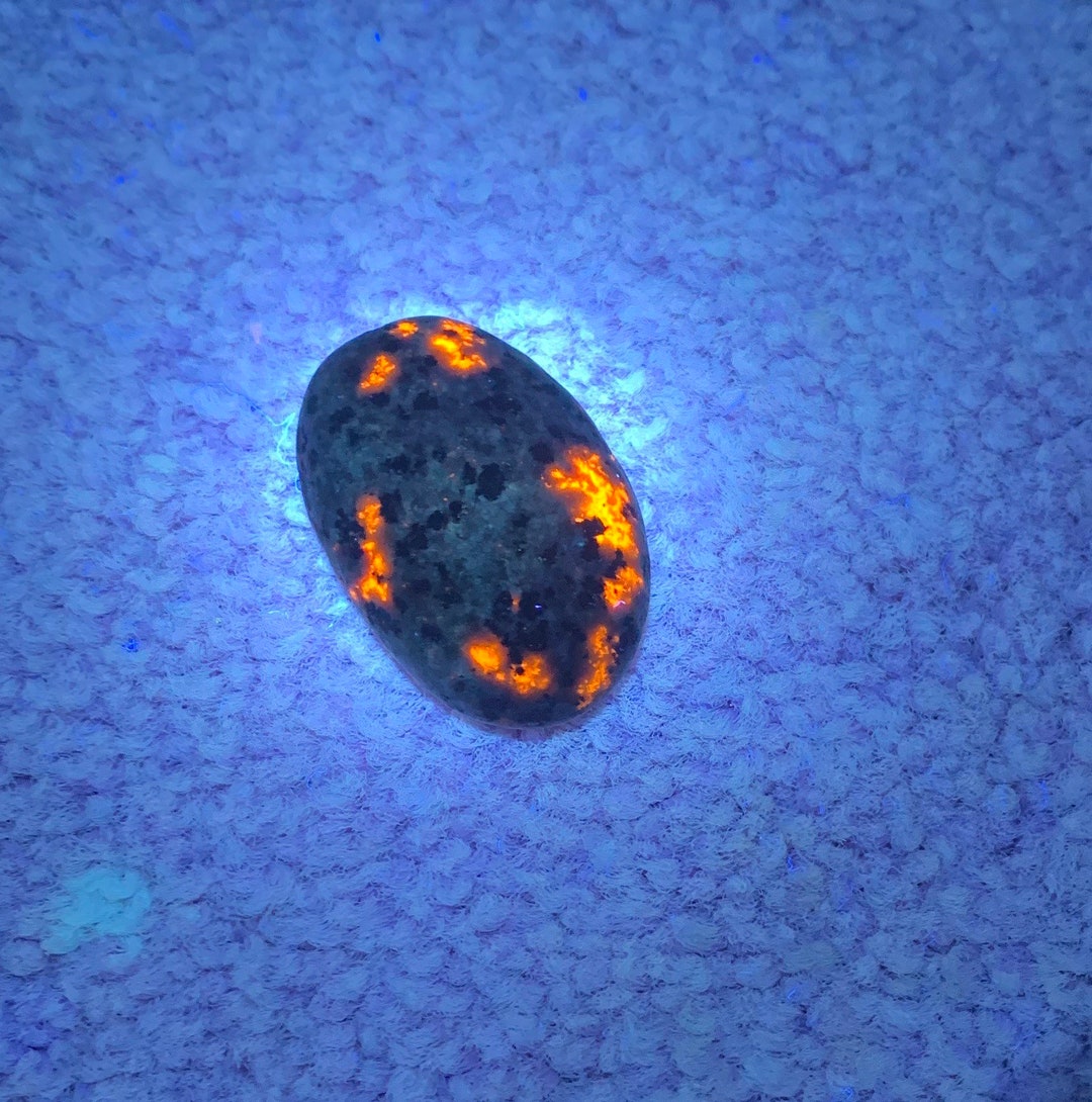 YOOPER Glow Rock UV Reactive Stone Sodalite Fluorescent Mineral ...