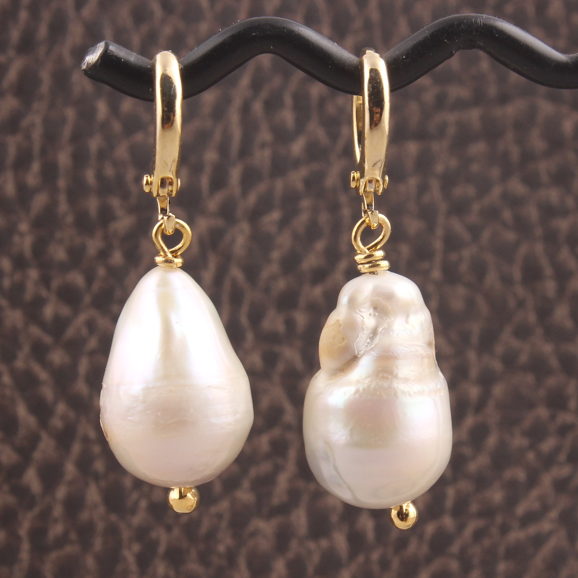 Pendientes de perlas barrocas naturales pendientes chapados | Etsy