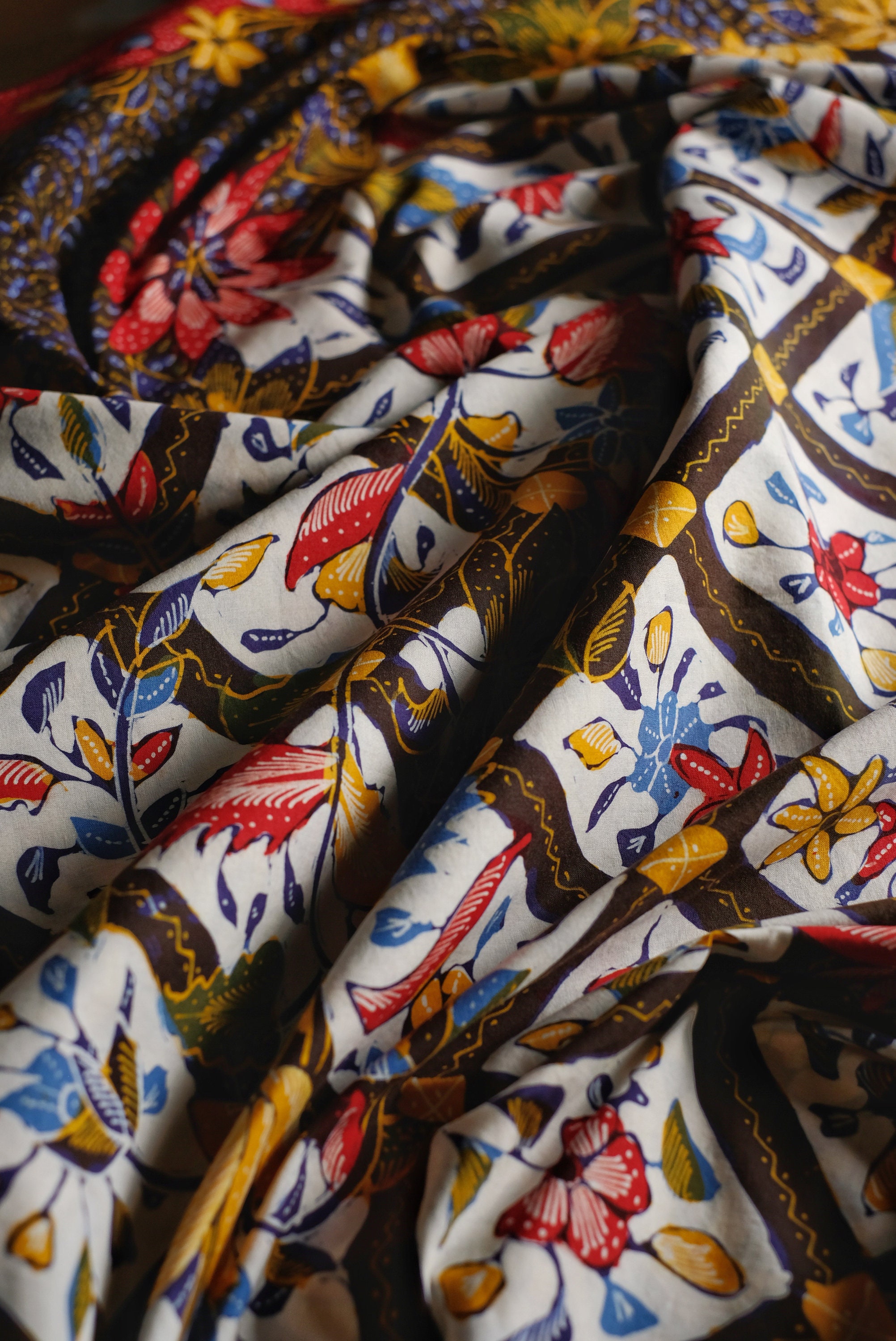 Batik Indonesia, Kotak "hokokai" (japanese Influence) With Flora ...