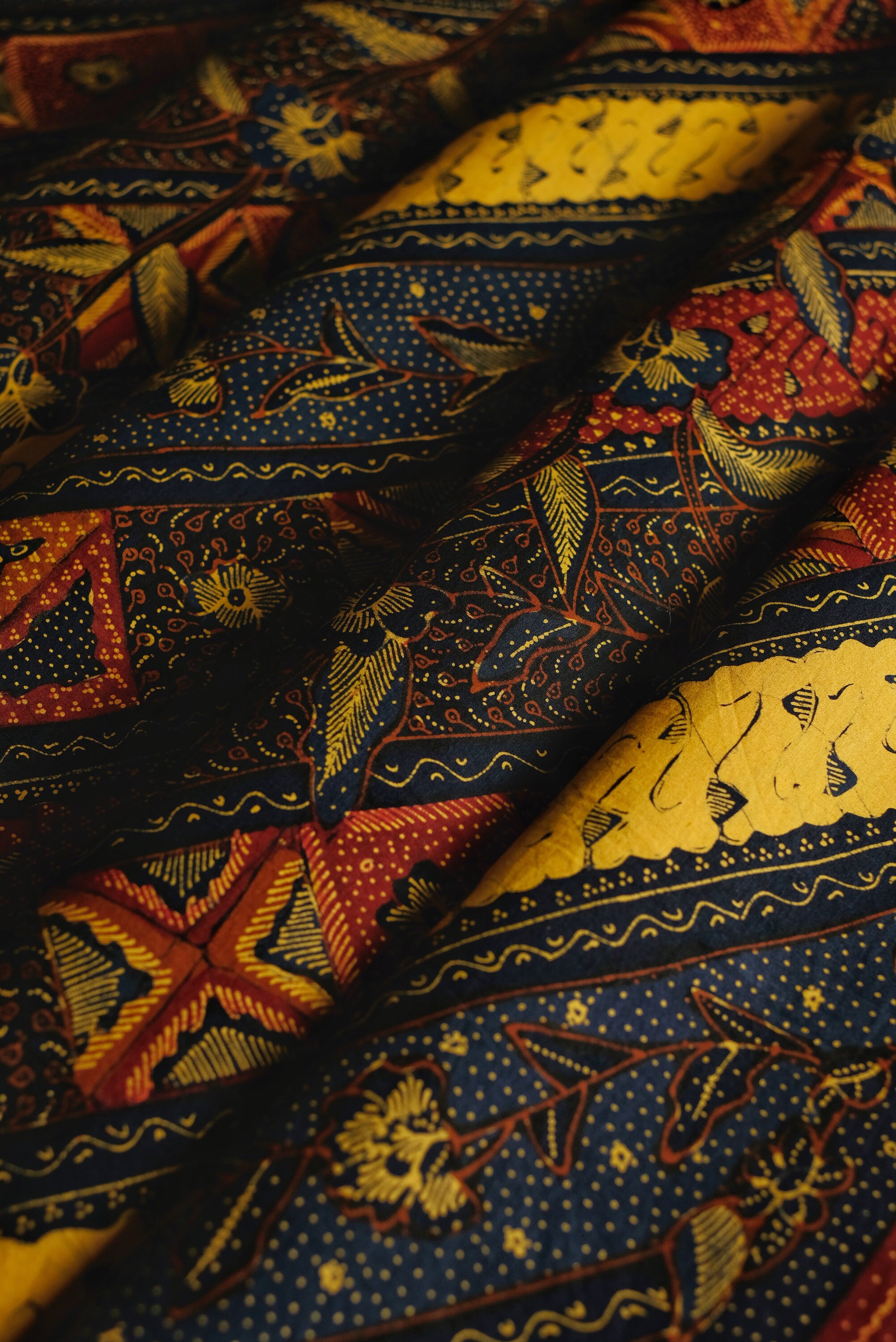 Batik Indonesia, Dlorong Tiga Negeri, Eye Catching Red Color, Premium ...