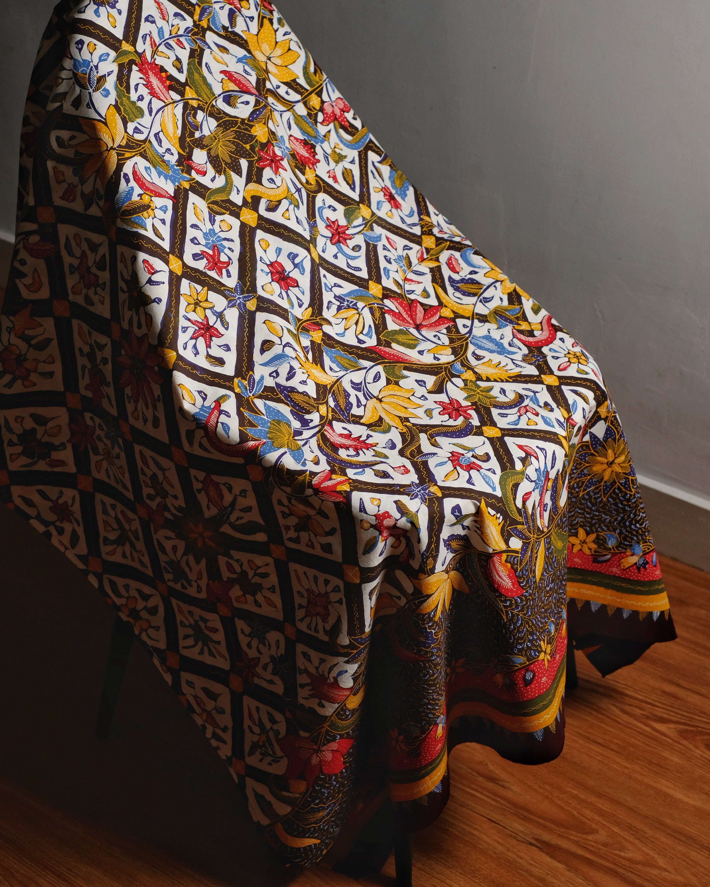 Batik Indonesia, Kotak "hokokai" (japanese Influence) With Flora ...