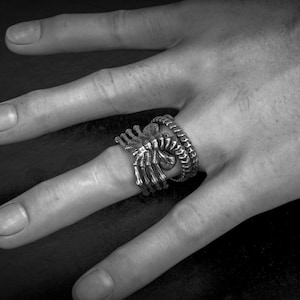 H.R. Giger Inspired , Alien Facehugger Ring, Facehugger, Chestburster ...