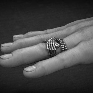H.R. Giger Inspired , Alien Facehugger Ring, Facehugger, Chestburster ...