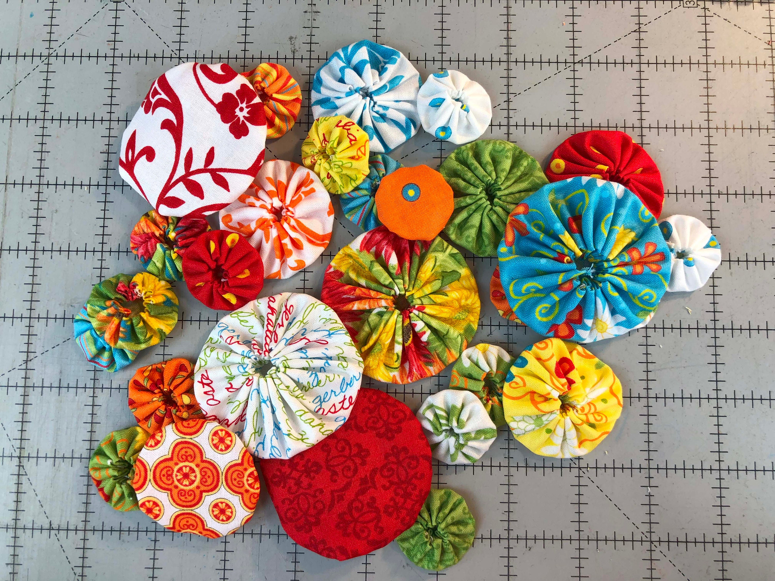 How to Make Fabric Yo-yos With the Clover Yo-yo Maker Tutorial - PDF ...