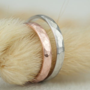 Eheringe "Sophia" Rotgold Weißgold gehämmert | Bicolor Goldringe ...