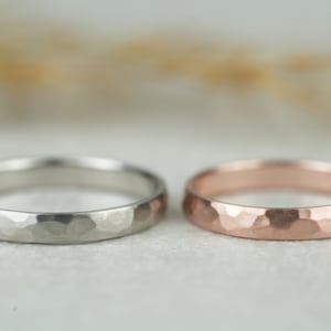 Eheringe "Sophia" Rotgold Weißgold gehämmert | Bicolor Goldringe ...