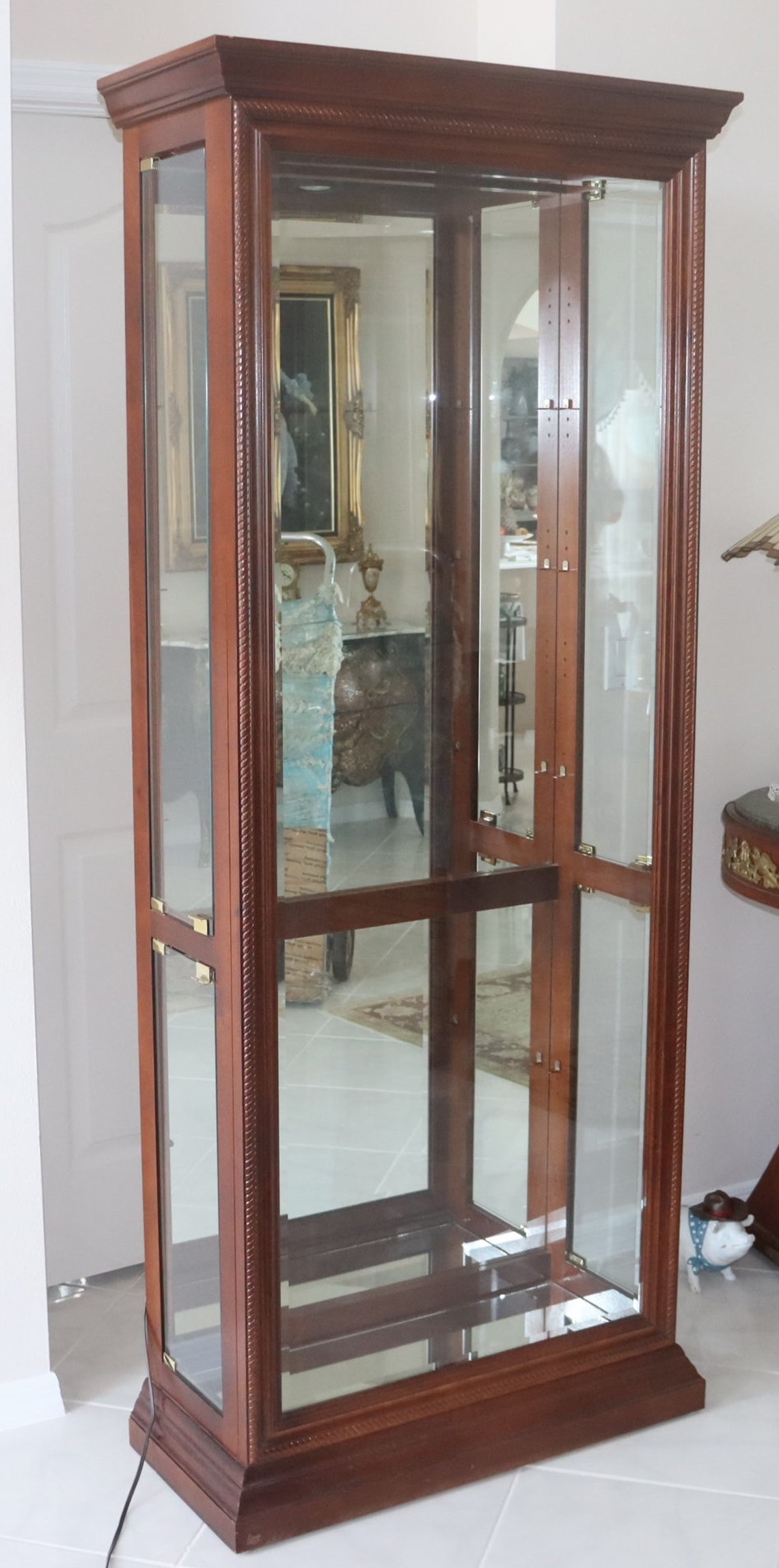 Pulaski Lighted Curio Cabinet / Display Vitrine - Etsy