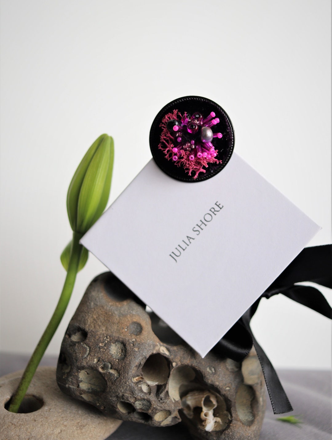 Broche brodée abstraite rubis, broderie moderne, broche artistique ...