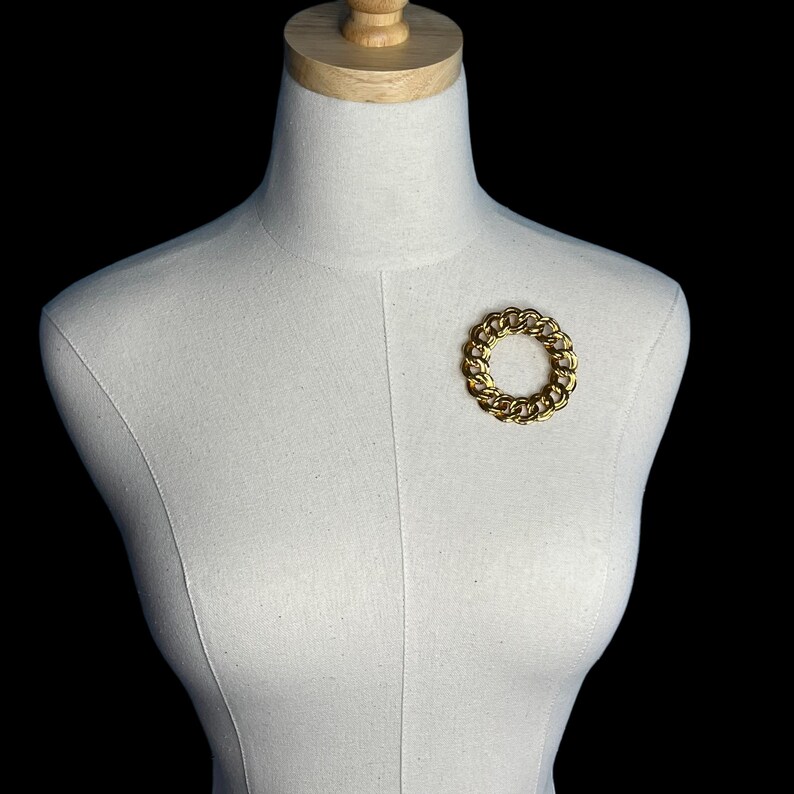 VINTAGE | Signed MONET Gold Plated Circle Pin Brooch | Cuban Link Style ...