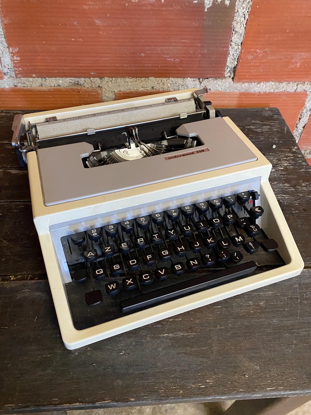 UNDERWOOD 310 Typewriter, White and Beige Bakelite, Made in Spain ...