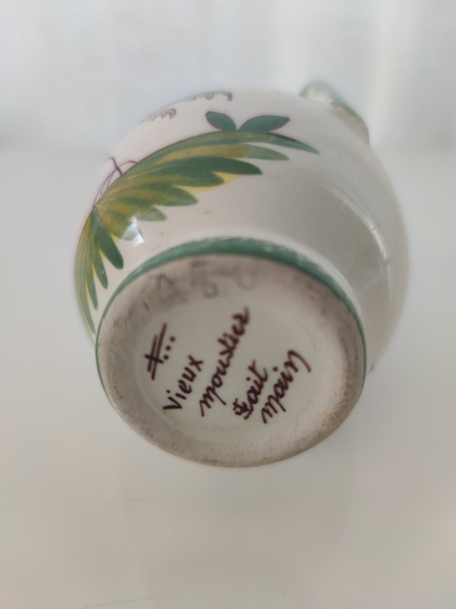 Vase vieux moustier fait main signé, vase à anses symétriques, un côté ...