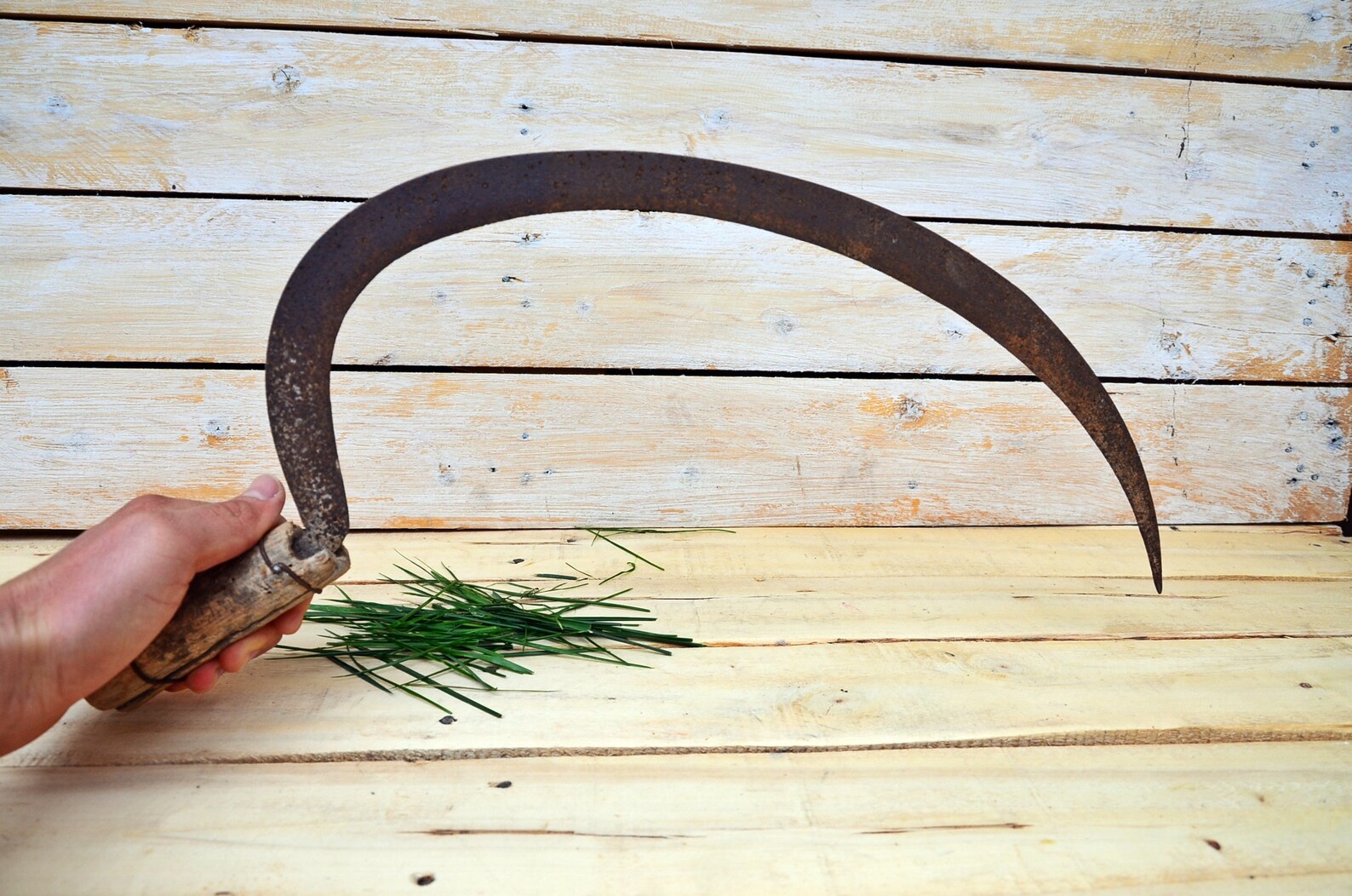 Hoz de mano antigua: herramienta de granja primitiva, decoración ...