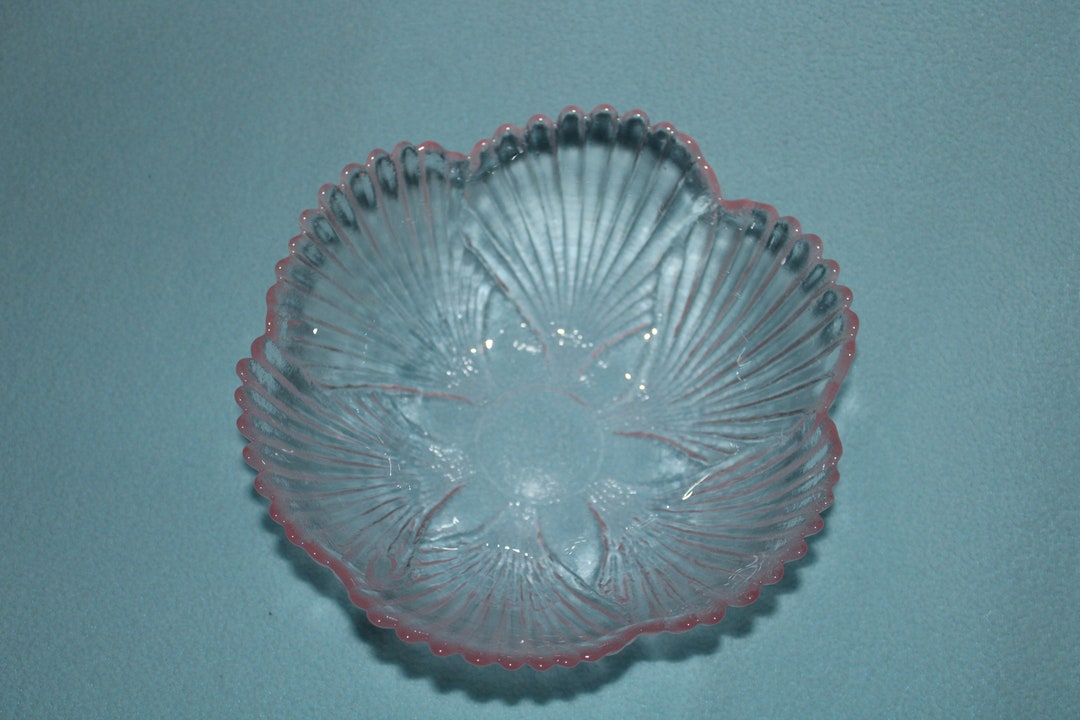 Collectible Pink Glass Bowl Seashell Scallop Shell Forms a Flower in ...