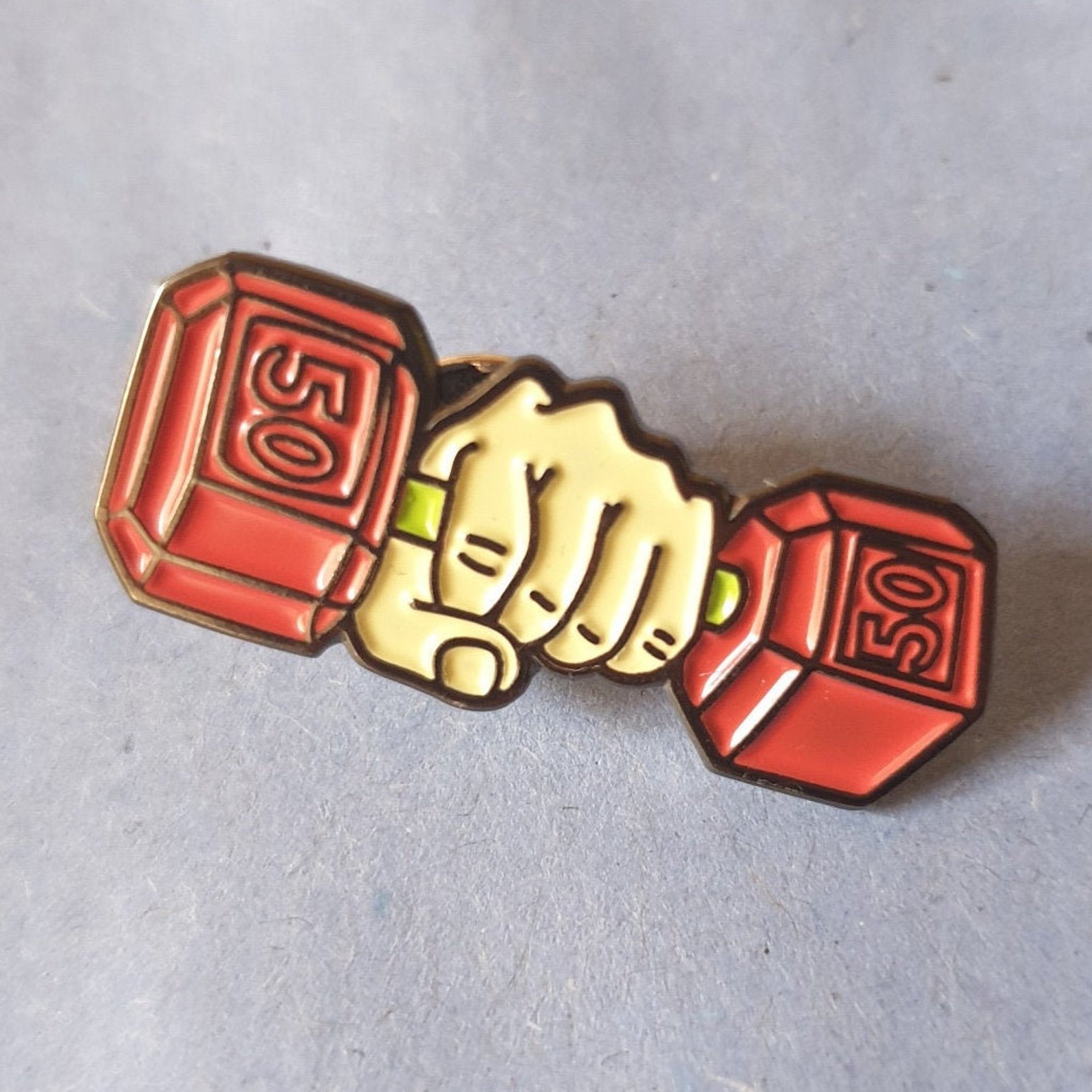 Crossfit dumbell enamel pin traning gym lapel pin - Etsy España