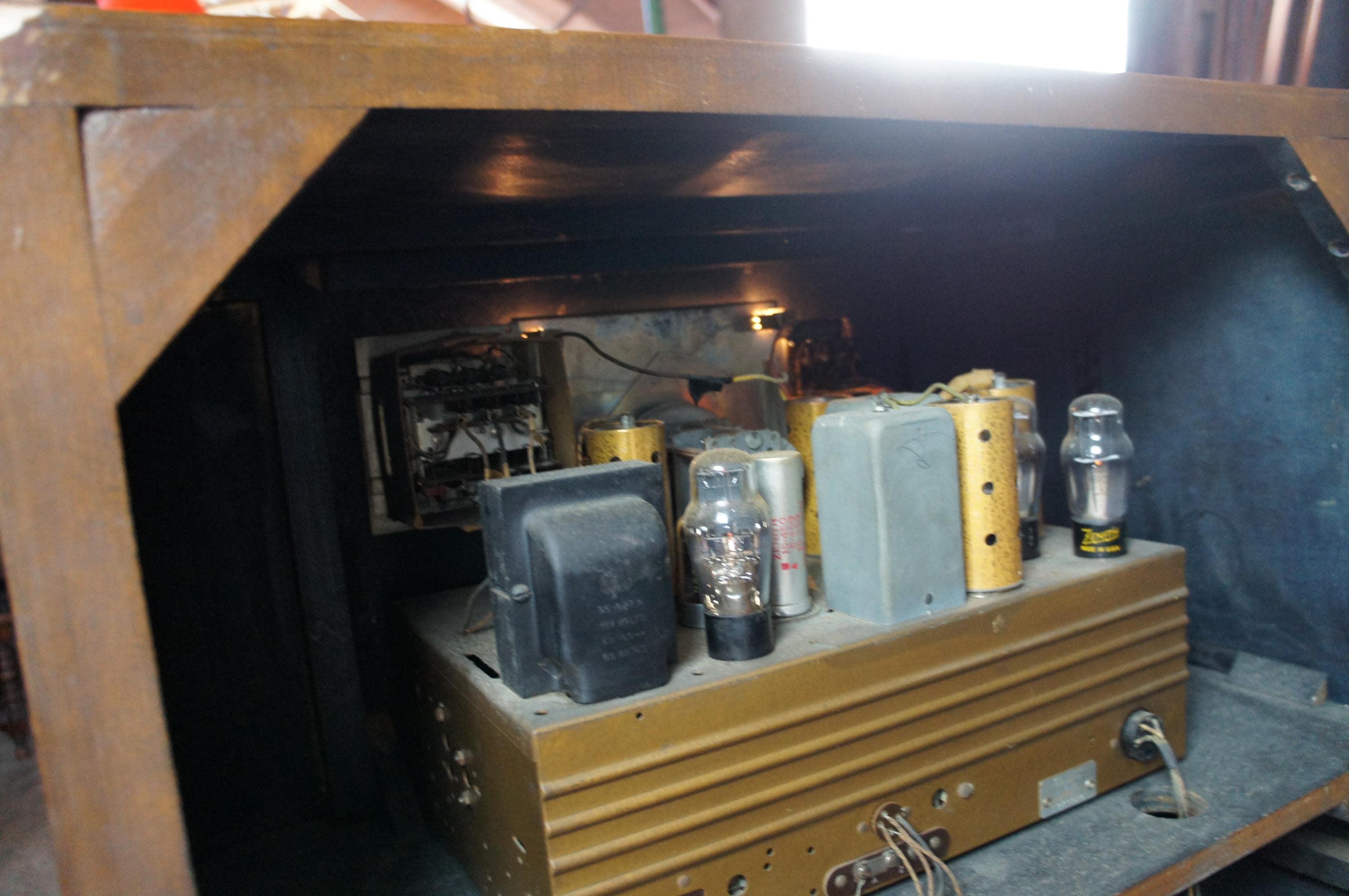 1941 Zenith Art Deco Walnut 8S563 Vacuum Tube Floor Radio Console 40 ...