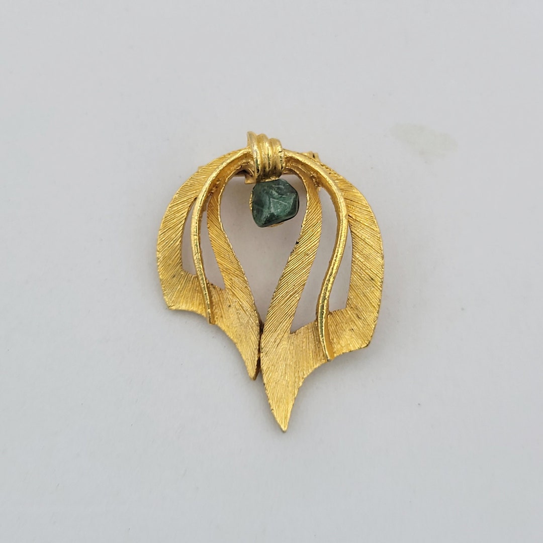 Broche en ruban texturé doré vintage des années 1960 avec pierre de ...