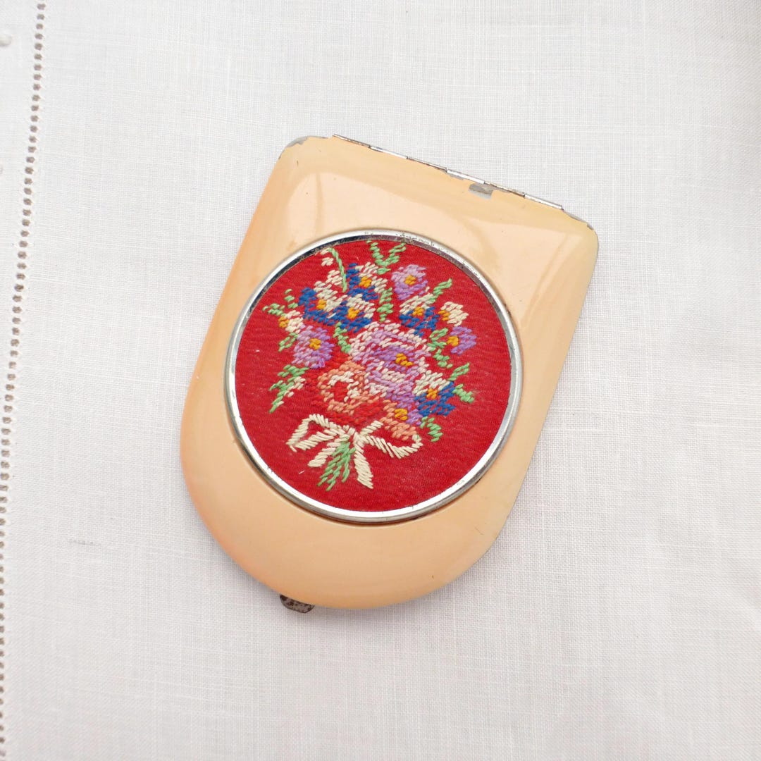 Vintage 1920s Compact | Petit Point Art Deco Powder Compact | Peach ...