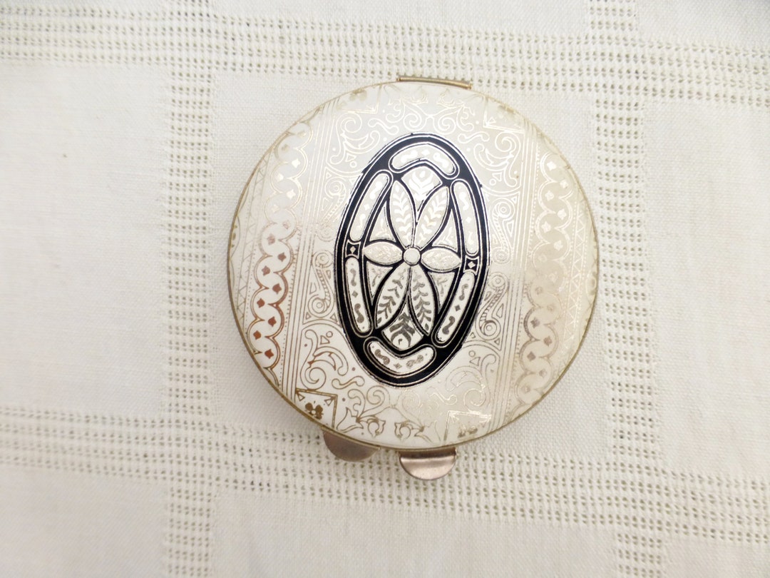 Vanity Compact Vintage White Compact Vintage Oriental Ladies Compact ...
