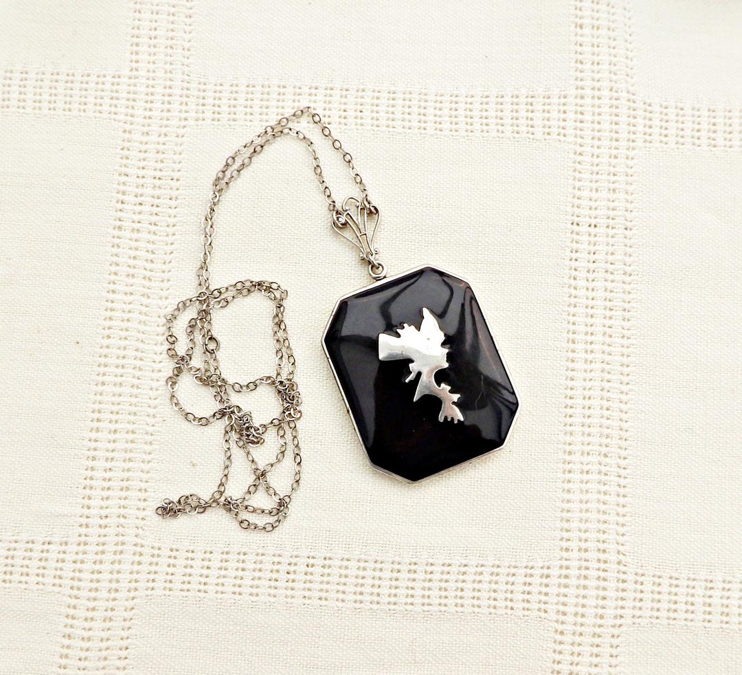 Art Deco Silhouette Powder Compact Necklace | Ladies Make up Vanity ...