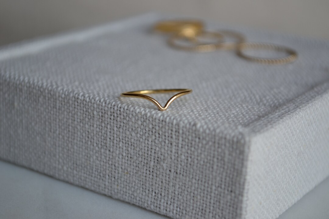 Anillo de chevron de oro fino, anillo V de oro, anillo de oro delicado ...