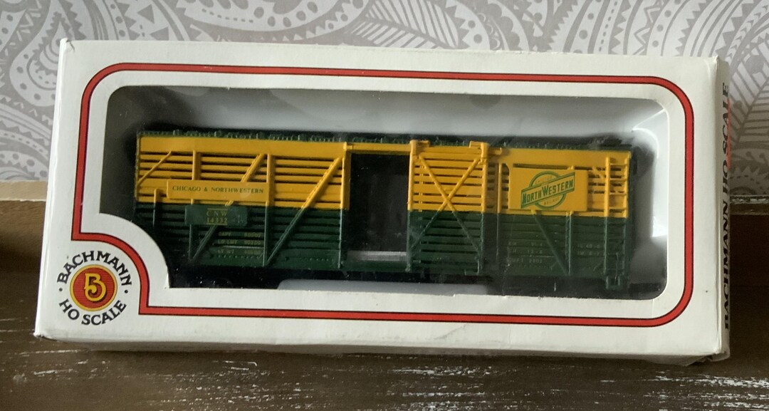 Bachmann HO Scale - Chicago North Western Wood Stock Freight Car Item ...