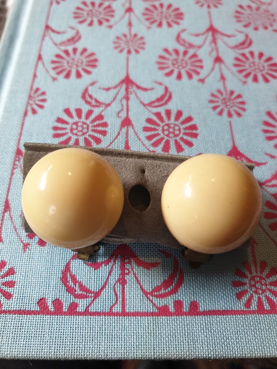 gorgeous vintage ivory bakelite - Gem