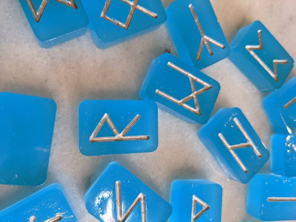 Blue Glow in the Dark Rune Set - Etsy.de