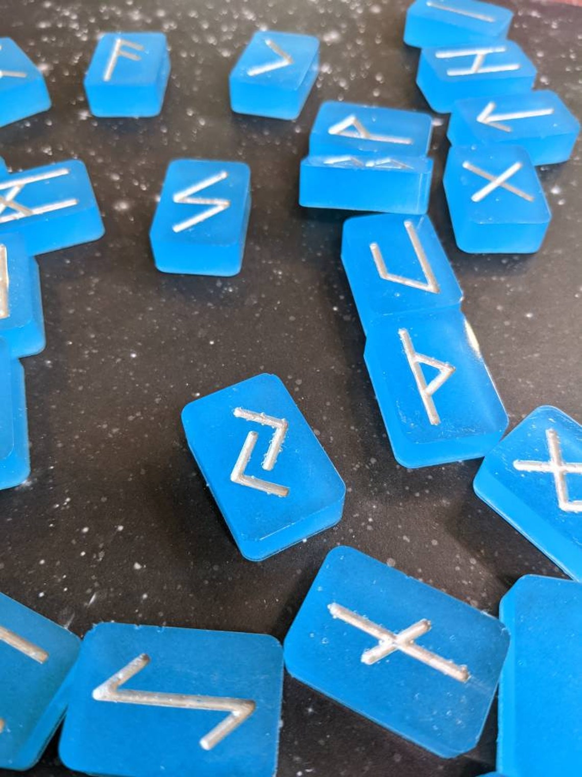Blue Glow in the Dark Rune Set - Etsy.de