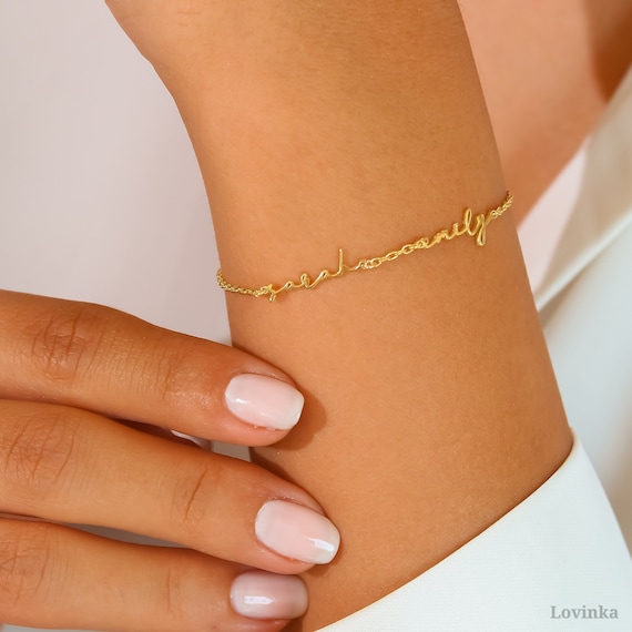 Multiple name bracelets store