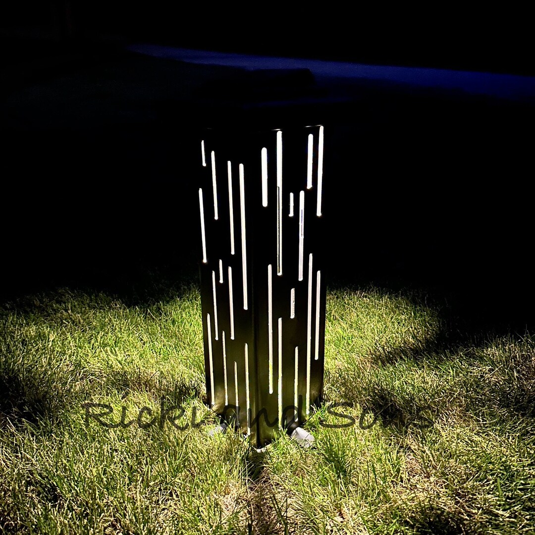 Garden Column - Garden Pillar - Vertical Lines Pattern / Steel Metal ...