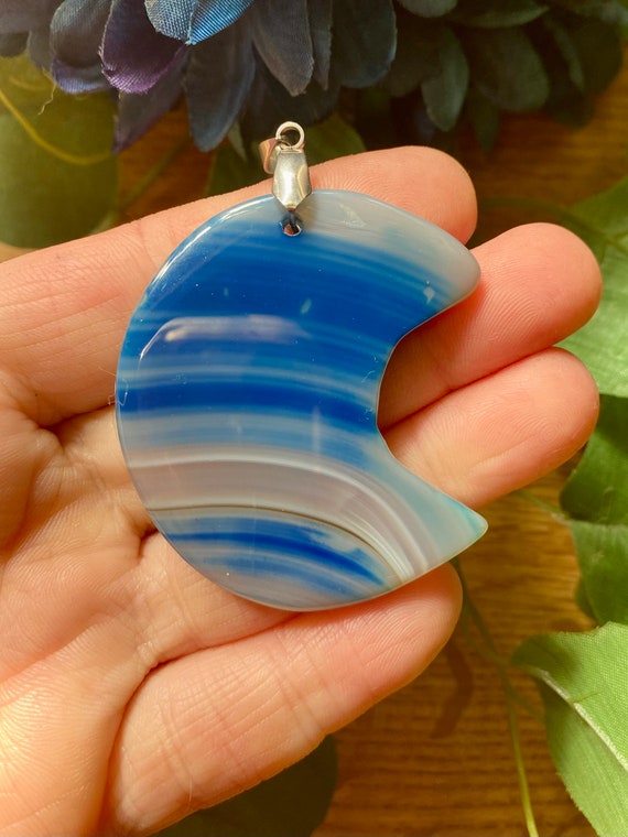 Imperfect dyed blue agate - Gem