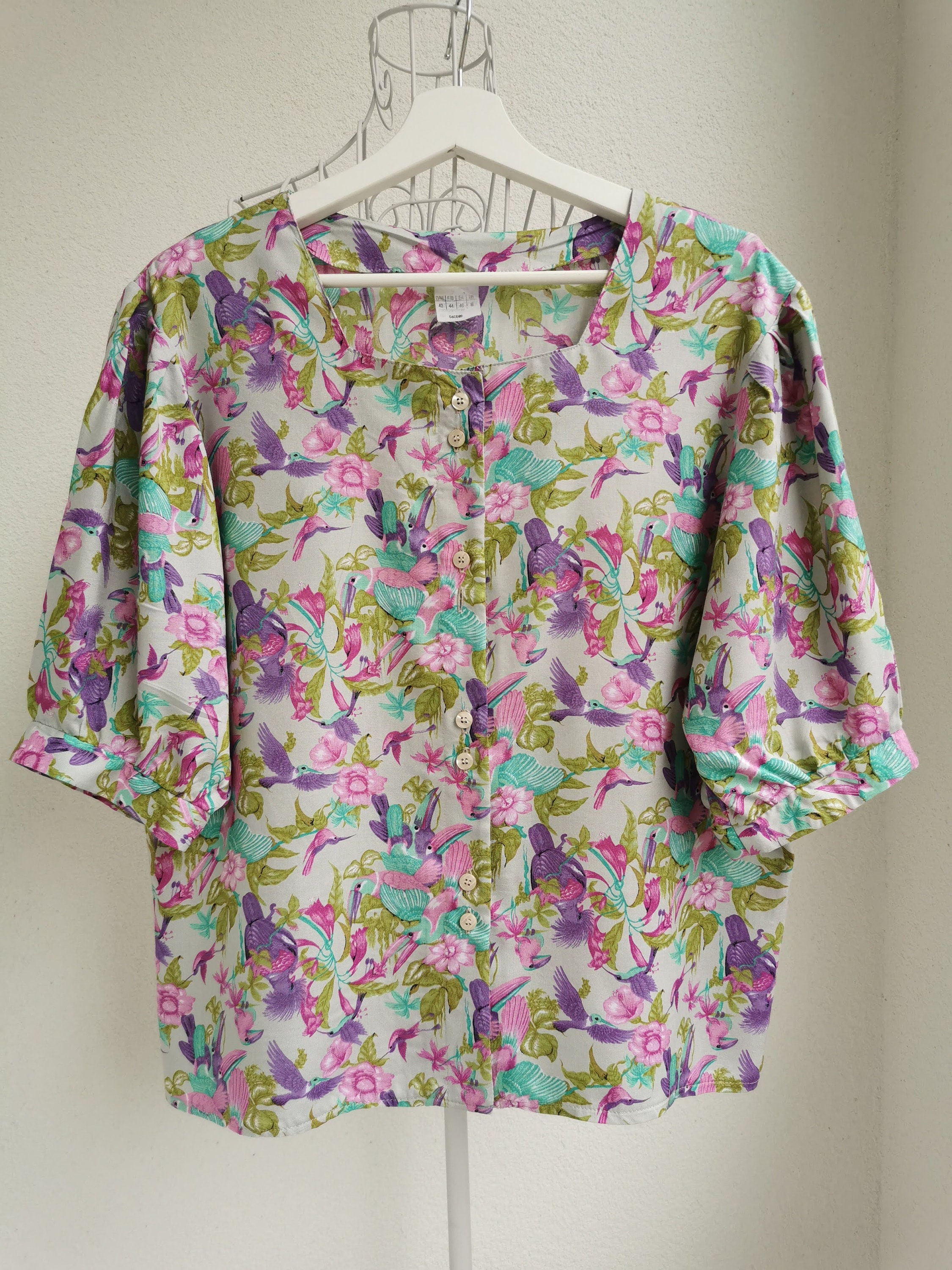 Vintage 80er Jahre helle Farben Bluse mit Puff Ärmel, Vögel und Blumen Druck Bluse, lila Magenta ...