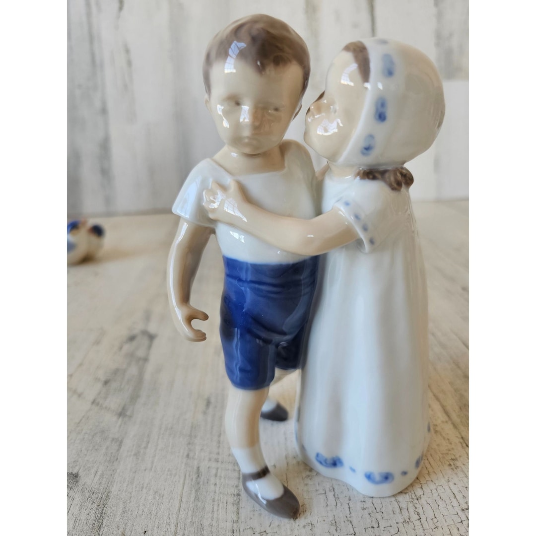 B&g 1614 Girl Kissing Boy Vintage Bing Denmark Figurine Statue - Etsy