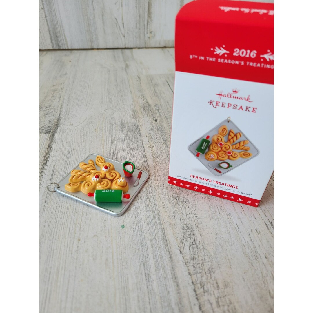 Hallmark Seasons Treating 8th Cinnamon Bun Trey Baker Baking Ornament ...