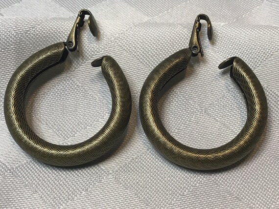 Very pretty hoop-style ring clips made of bronze-colo… - Gem
