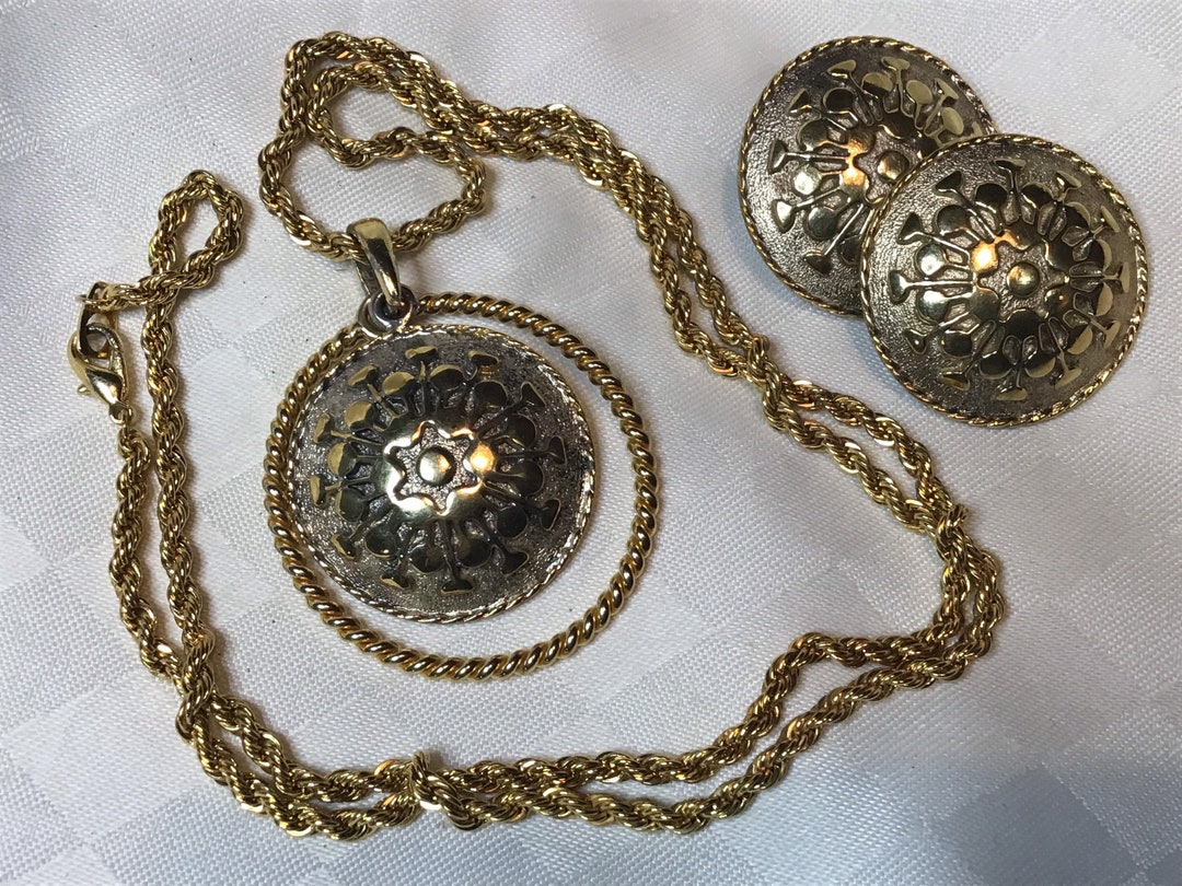 Superb Long Chain Gold Metal Set With Pendant and Ear Clips With ...