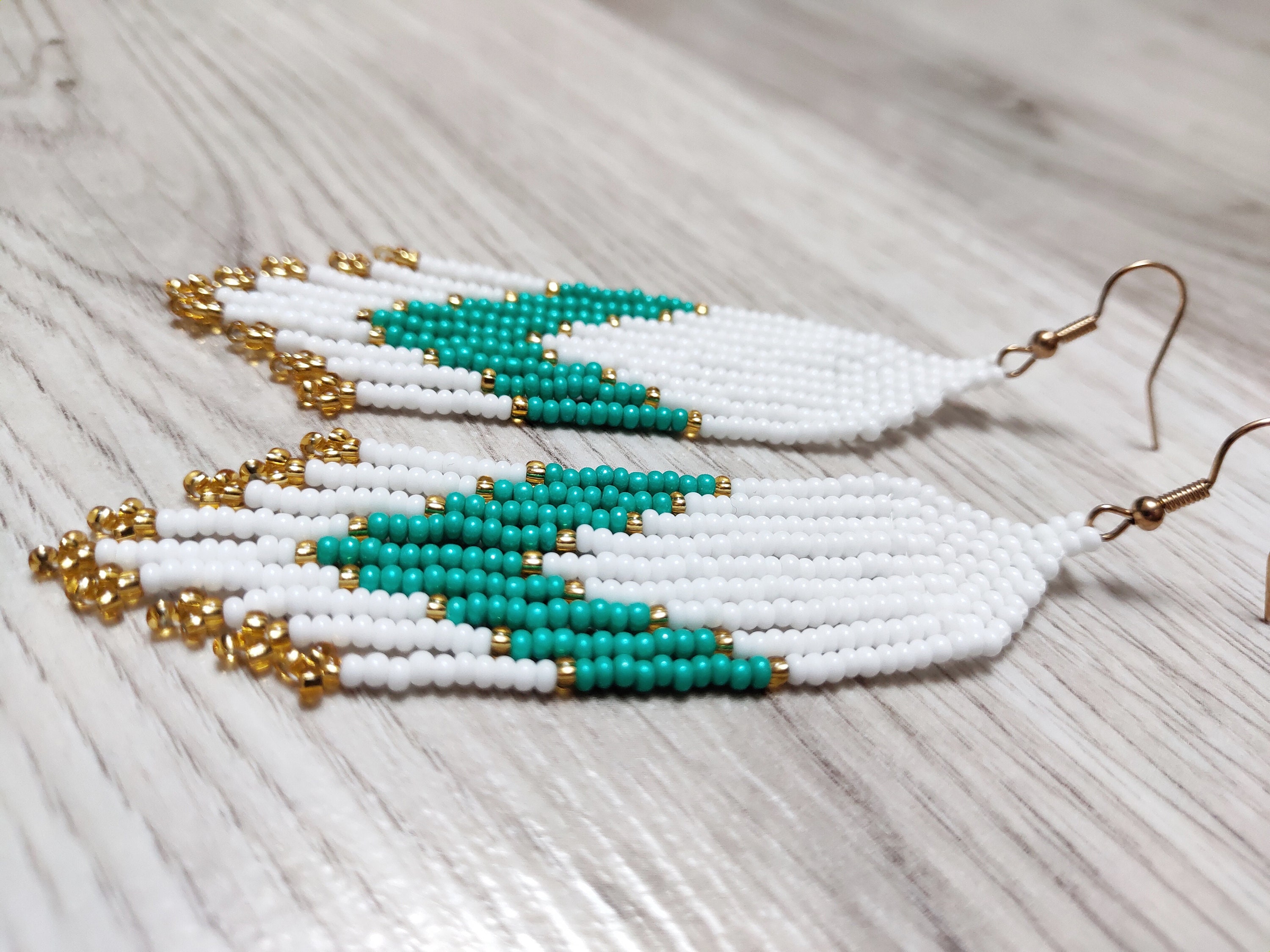 Pendientes de cuentas blancas esmeralda y doradas gradiente - Etsy España