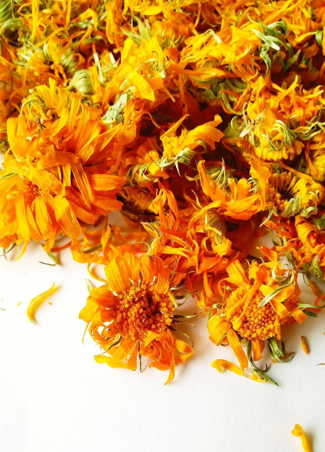 Fleurs entières de calendula séchées - Calendula officinalis récolté ...